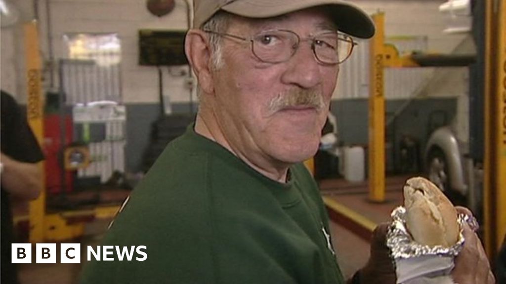 Breakfast, banter and butties for veterans - BBC News