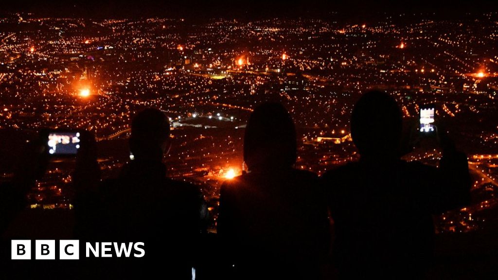 11th night bonfires in pictures - BBC News