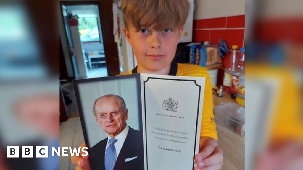 Llandinam boy Alfie Cook who sent card to Queen gets reply - BBC News