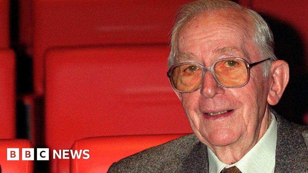 Lewis Gilbert: Director of Alfie and three Bond films dies - BBC News