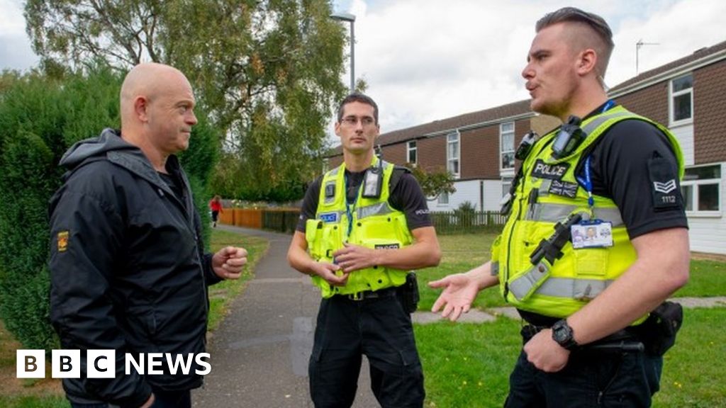 Ross Kemp takes Northampton Police PC back to sword attack scene - BBC News