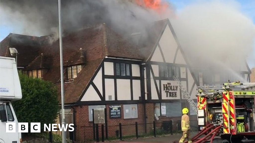 Warning issued over Margate pub fire smoke - BBC News