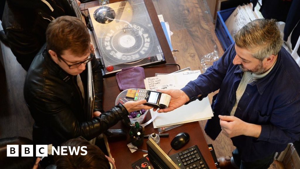 'Superfans' buy more than two-thirds of all vinyl - BBC News