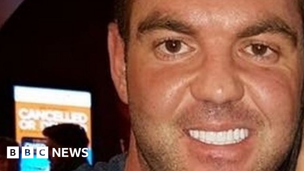 Greenwich moped stabbing: Danny Pearce named as victim - BBC News