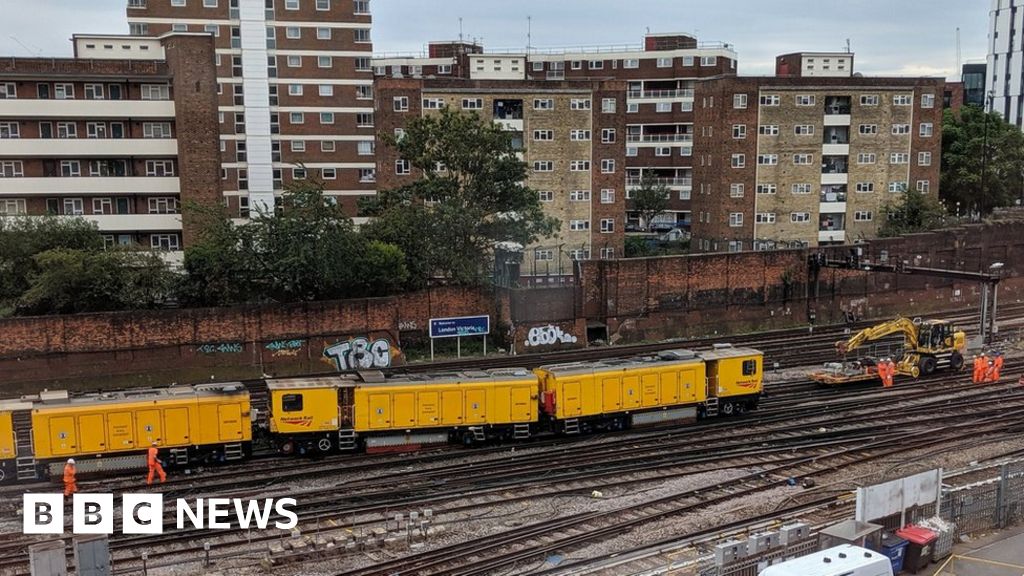London Victoria derailment hits Gatwick Express and Southern trains ...
