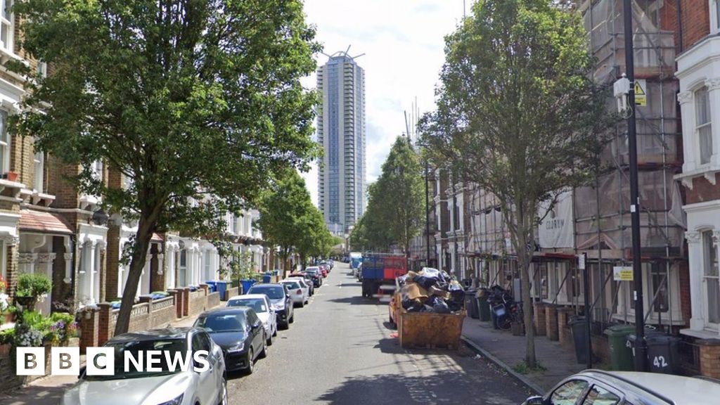 Man dead in south London flat fire - BBC News