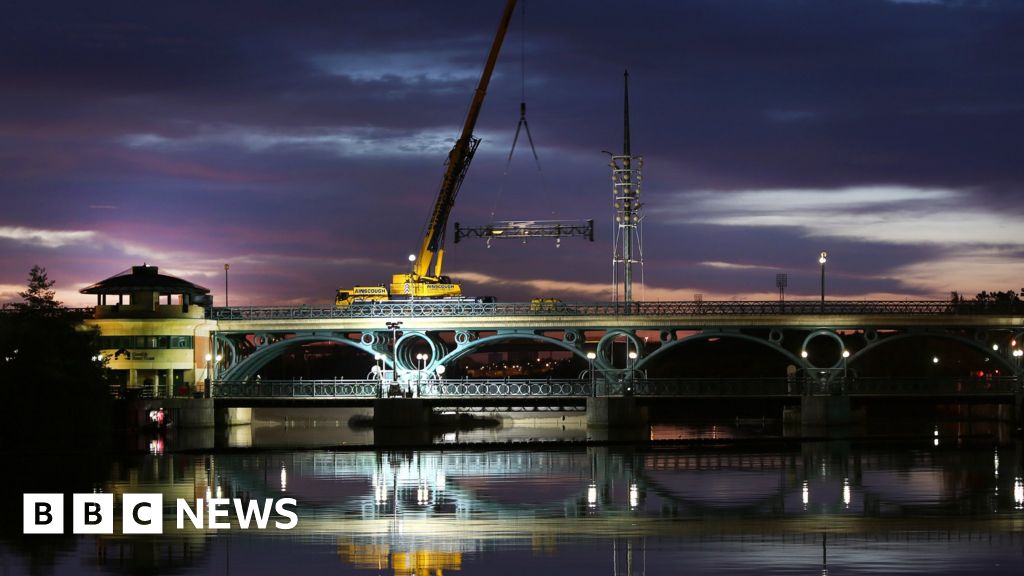 Tees Barrage dams during 'fish belly' gates overhaul - BBC News