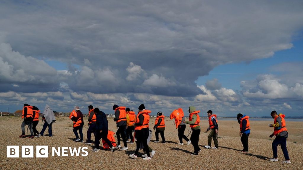 Channel migrants: Nearly 500 people cross in single day - BBC News