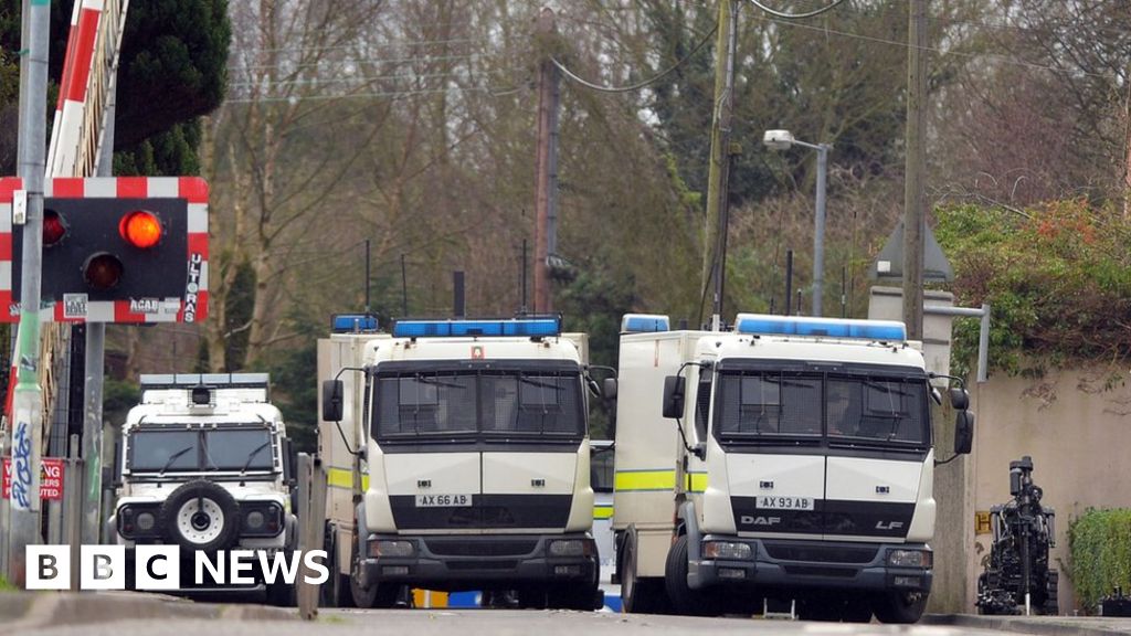 Lurgan rioting: Gunshot fired and petrol bombs thrown at police - BBC News