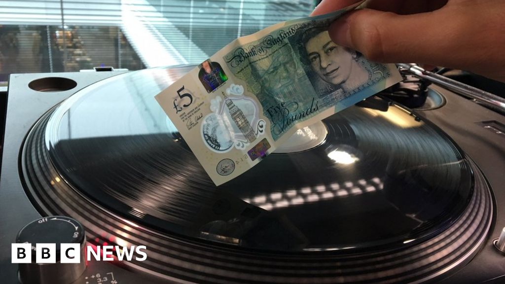 How the new five pound note plays vinyl records - BBC News