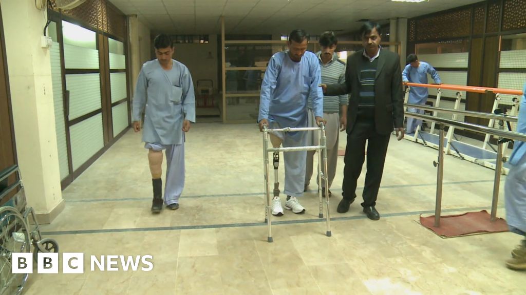 Inside Pakistan's military hospital for injured soldiers - BBC News