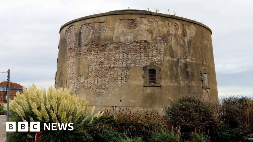 Martello Tower E: Clacton fort to get £118,000 overhaul - BBC News