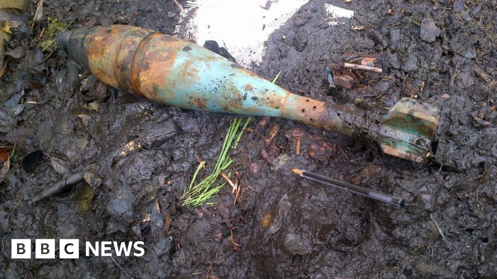 'Wartime bomb' disrupts Shrewsbury to Wrexham rail travel - BBC News