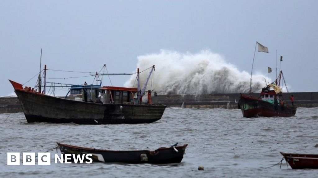 Cyclone Vayu: India cyclone changes course overnight - BBC News
