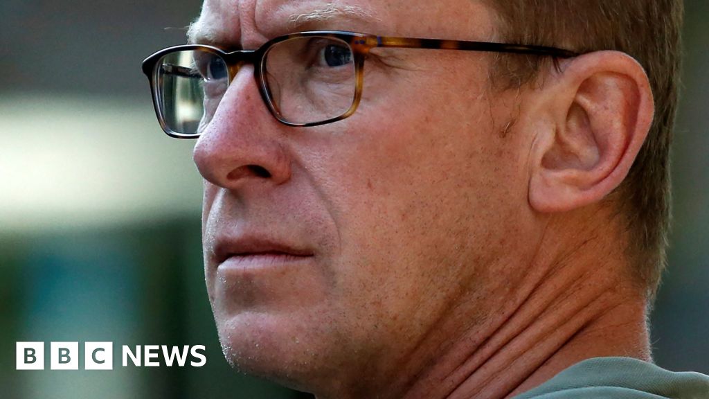 Top HSBC manager charged in forex probe - BBC News
