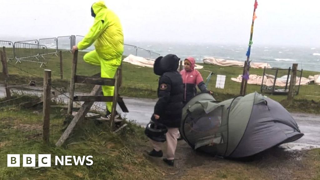 Tiree festival-goers spend night in ferry terminal - BBC News