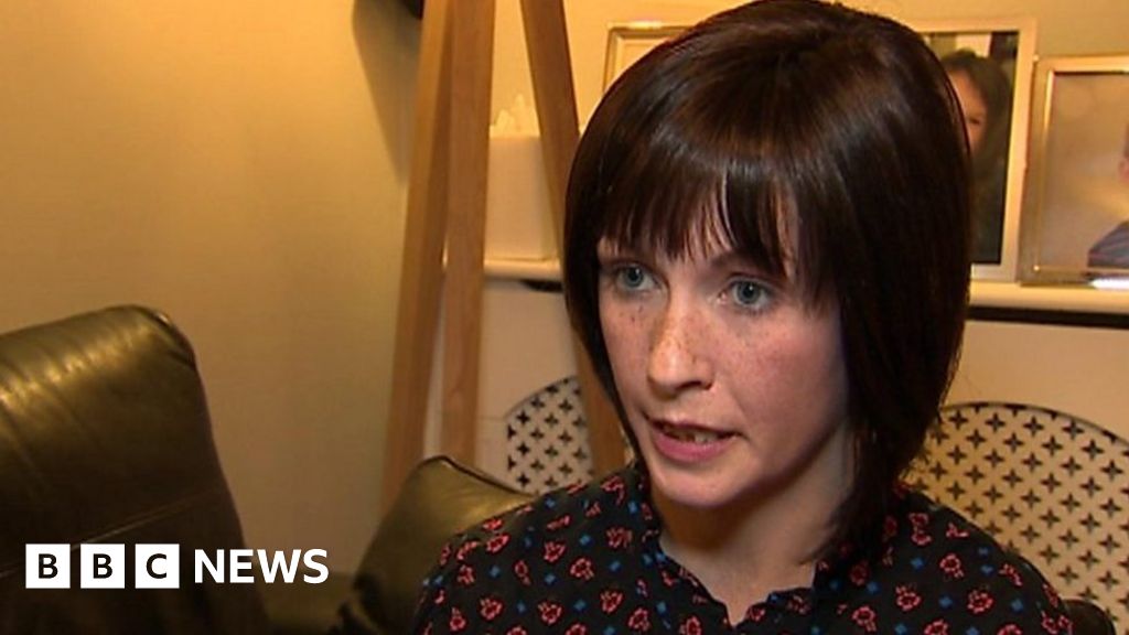 Bowel cancer patient urges others to seek help - BBC News