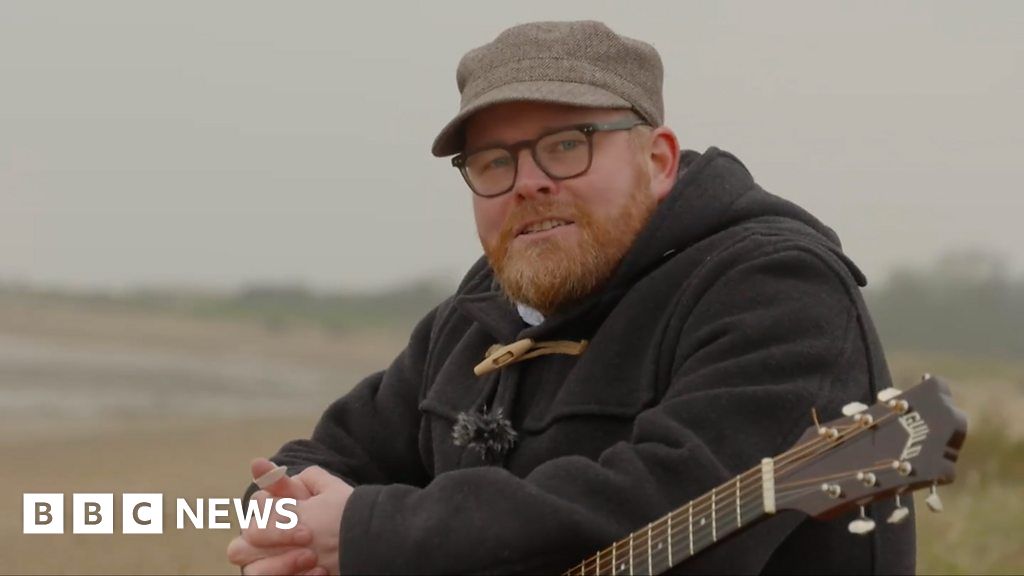 Matt Simpkins: Essex vicar's music offers 'hope in dark times' - BBC News