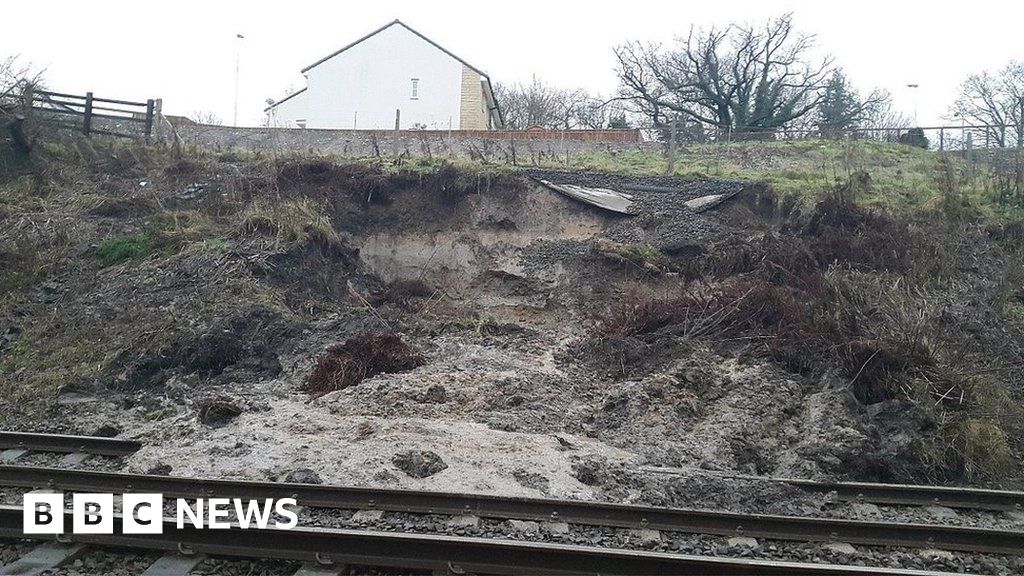 Corbridge landslide: Engineers must clear 35,000 tonnes of earth - BBC News