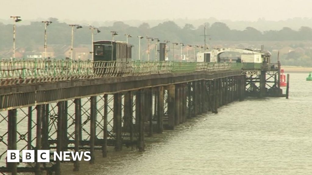 Restoration on track following Hythe Pier donation - BBC News