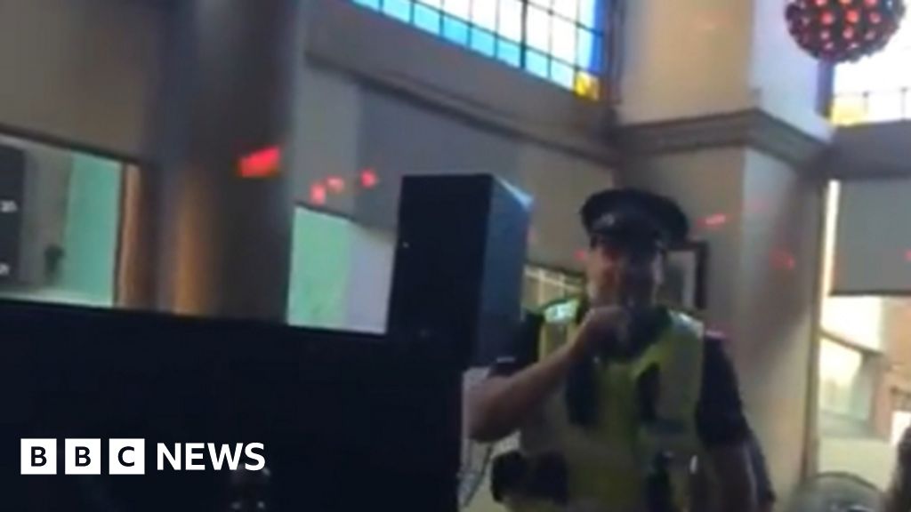 Singing Glasgow policeman wows in pub karaoke - BBC News