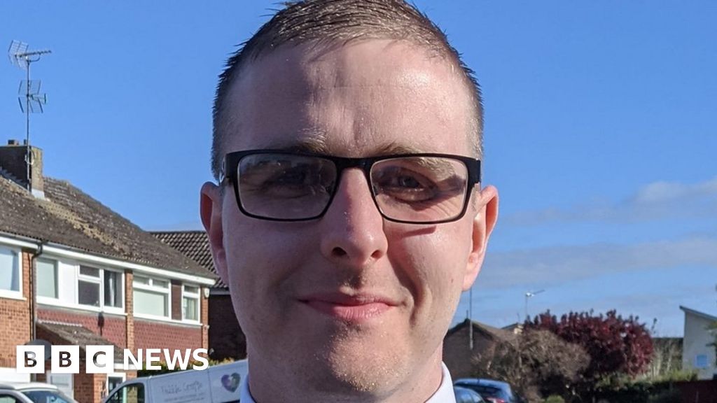 Northamptonshire Tory councillor switches to Labour Party - BBC News
