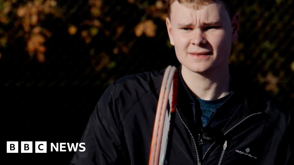 Unsung hero: Autistic tennis coach wins East Midlands award - BBC News