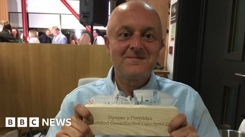 Welsh teacher for refugees wins award at Eisteddfod - BBC News