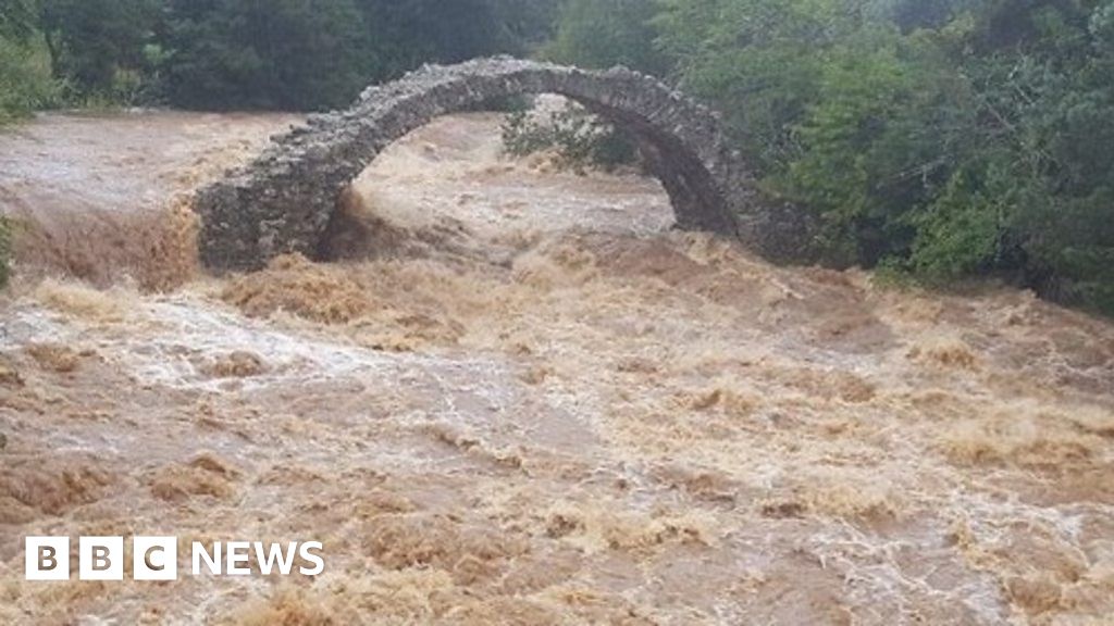 Dramatic footage shows flooding in Carrbridge - BBC News