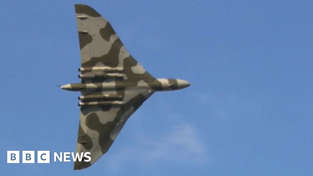 Last Vulcan bomber's final display across Yorkshire - BBC News