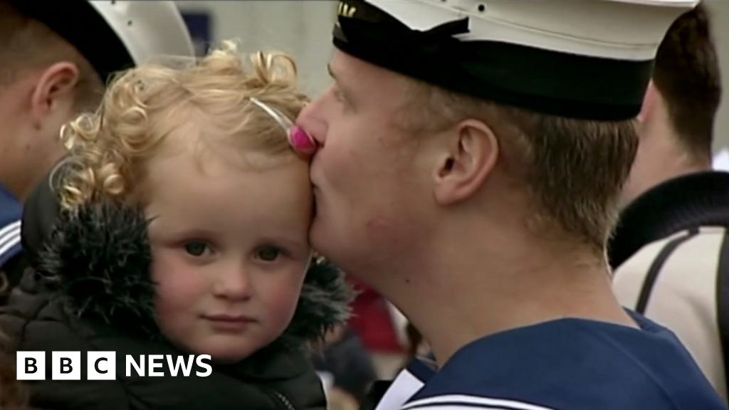 Military children give family separation advice - BBC News