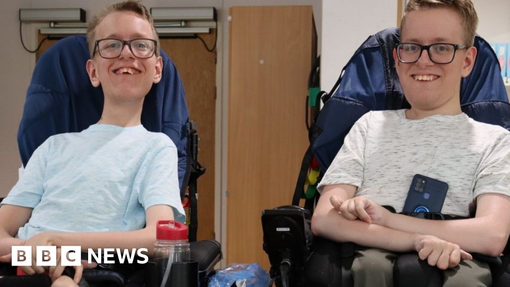 Derby twins with spinal muscular atrophy celebrate 18th birthday - BBC News