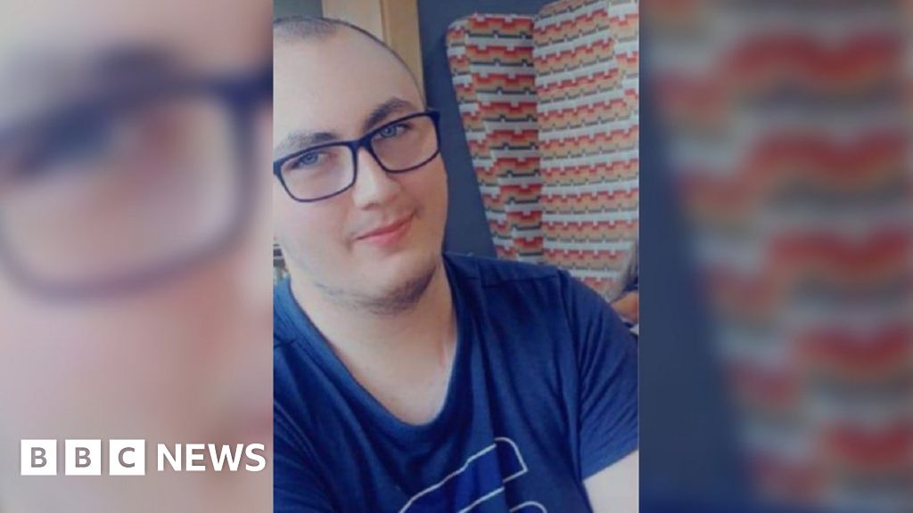 Scunthorpe car meet crash: Sheffield man dies in hospital - BBC News