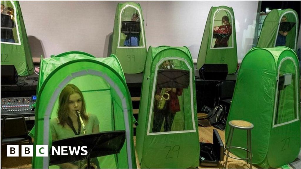 Covid-19: US high school band students rehearse in individual bubbles