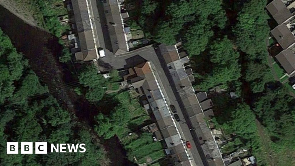 Demolition of Merthyr Tydfil homes moves a step closer - BBC News