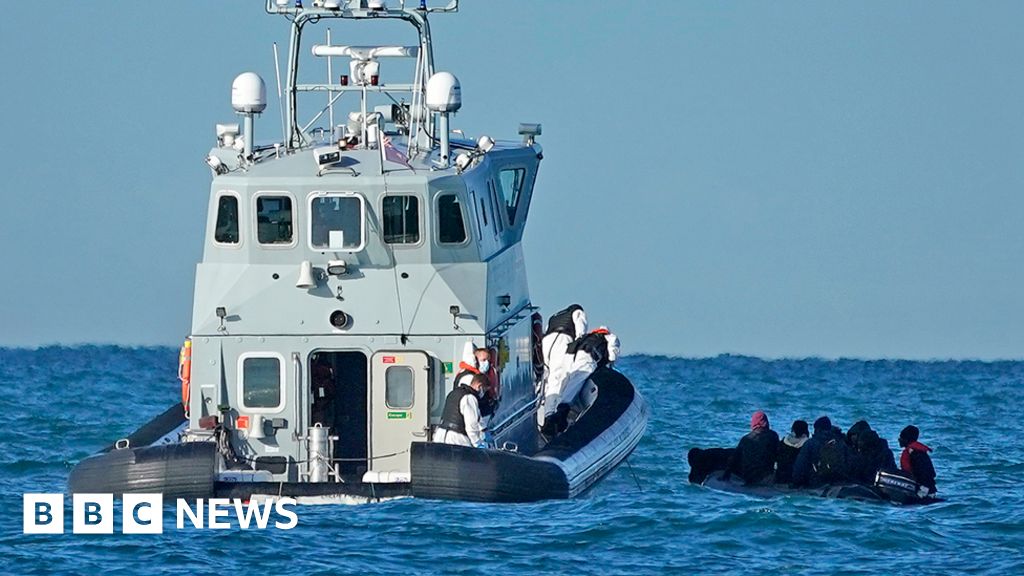 UK and France agree deal to tackle rise in Channel crossings - BBC News