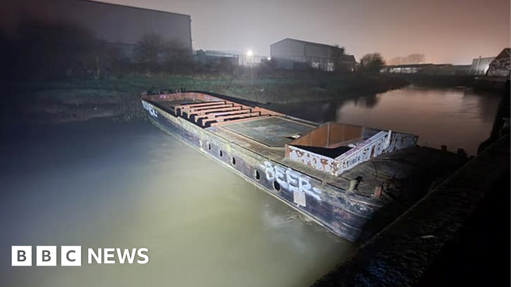 River Hull blocked after barge breaks free from mooring