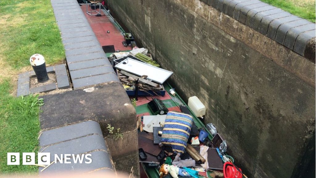Man dies after narrowboat sinks at Droitwich canal lock - BBC News
