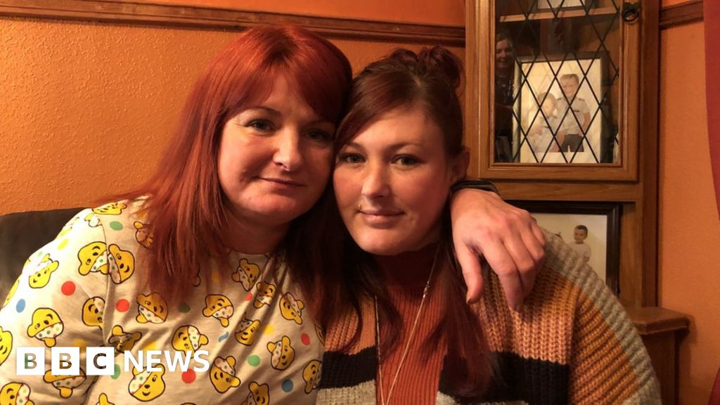 Missing people: What it's like for families at Christmas - BBC News
