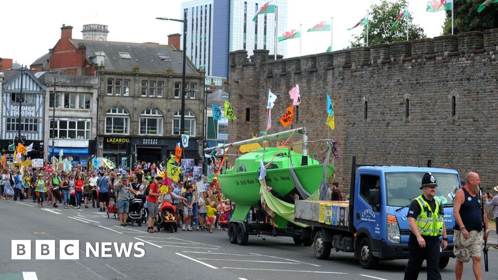 Extinction Rebellion: Cardiff protesters end road blockage - BBC News