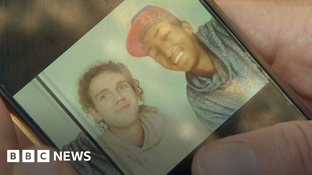 The teenagers navigating the UK's asylum system - BBC News