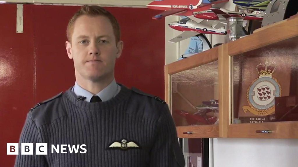 Red Arrows pay tribute to crash victim Cpl Jonathan Bayliss - BBC News