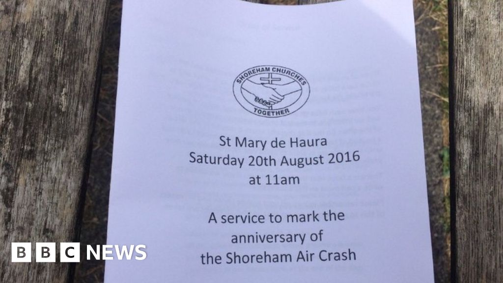 Shoreham air crash families in 'continuing pain' a year on - BBC News