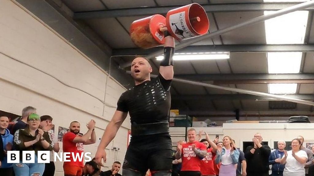Lancashire lockdown weightlifter sets one-arm world record - BBC News
