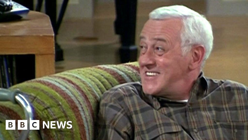 John Mahoney, who played Marty Crane in Frasier, has died at the age of 77.