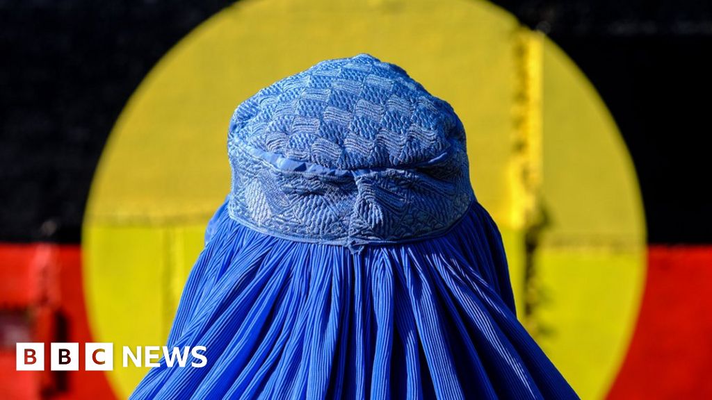 Urban Burqa: An artist's striking critique of Islamophobia - BBC News