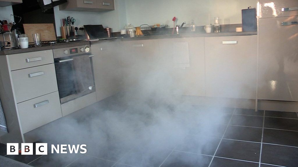 Norwich flat smoke test raises fire safety questions - BBC News