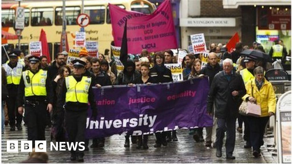 Lecturers' pay strike - other staff 'could enter dispute' - BBC News