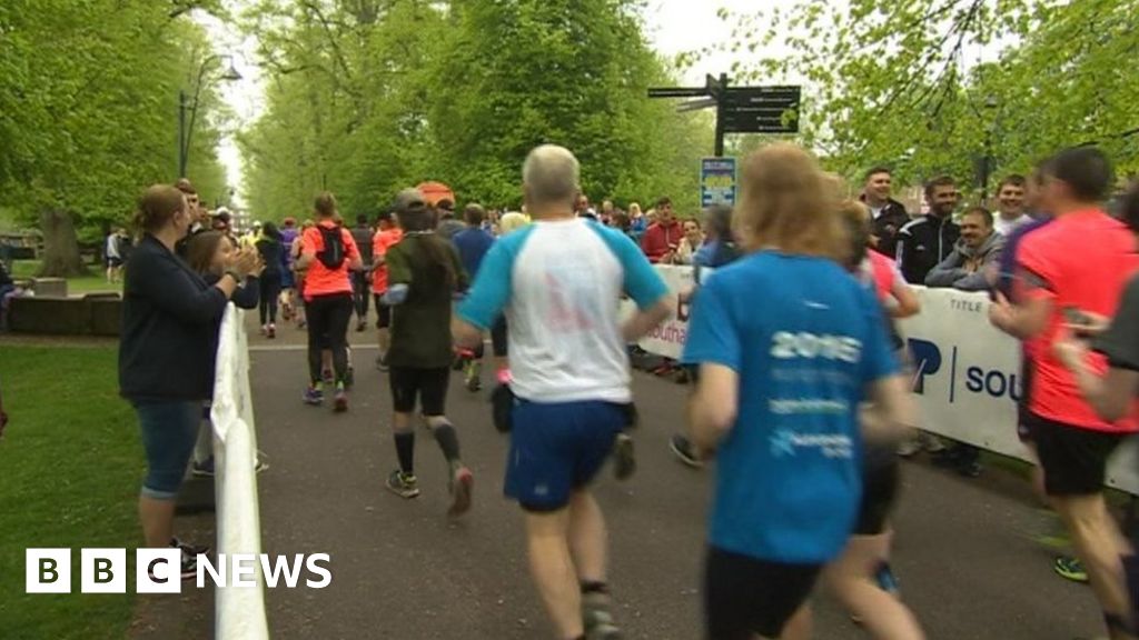 Southampton hosts first full marathon for three decades - BBC News
