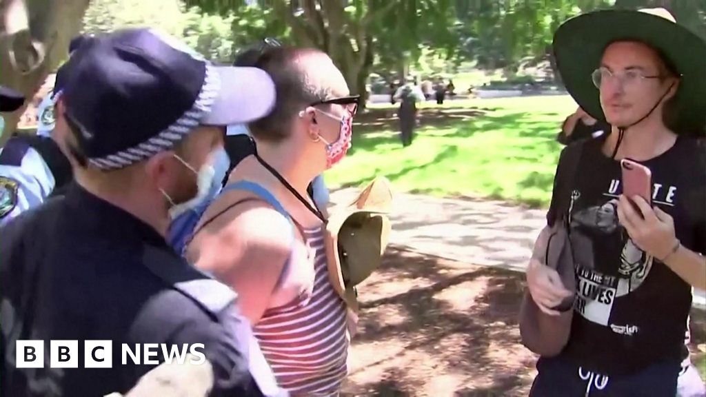 Several arrested during Australia Day protest in Sydney - BBC News
